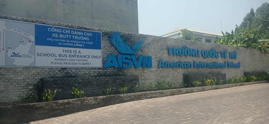 Hàng chục nhân viên trường AISVN “bao vây” cổng trường đòi quyền lợi
