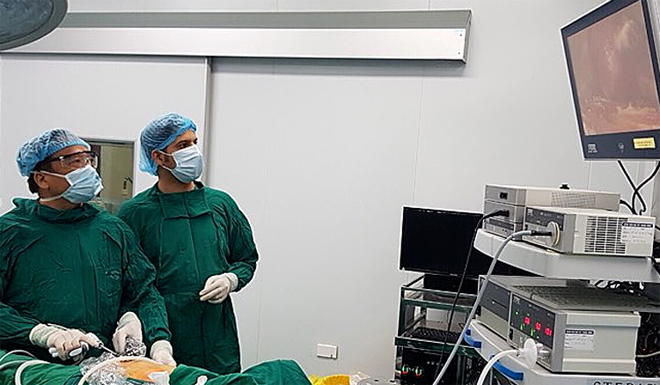Bác sĩ nước ngoài đến Việt Nam học mổ nội soi